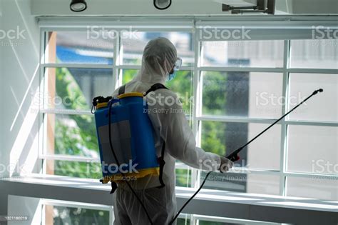 Ppe 보호복을 입은 아시아 의료 종사자 깨끗 하고 바이러스 전염병에서 장소를 소독 25 29세에 대한 스톡 사진 및 기타