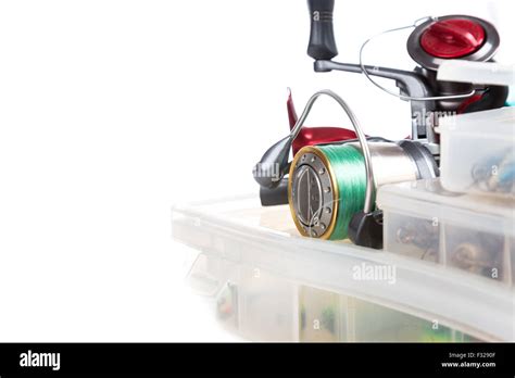 Appâts de pêche et leurre dans des boîtes de rangement en plastique transparent sur fond blanc