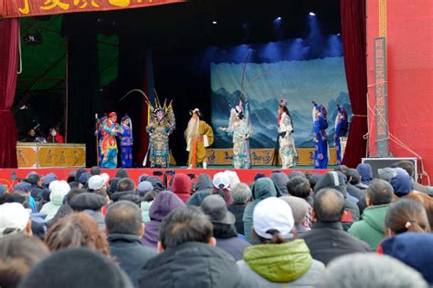 70余名演员送戏6天 首场近5000戏迷围观 宁夏新闻网