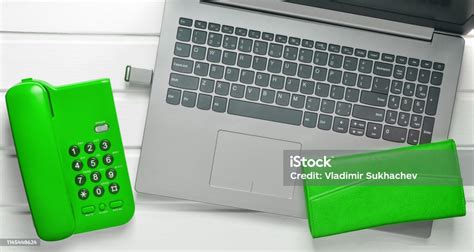 온라인 작업 자유롭게 개념입니다 사무실 전화 노트북 플래시 드라이브 흰색 나무 테이블에 지갑 평면도 Usb 메모리에 대한 스톡