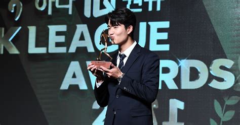 [포토] 설영우 트로피 키스