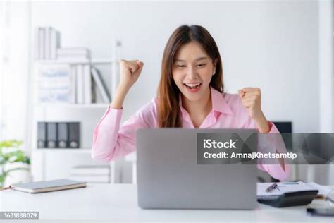 쾌활하고 아름다운 아시아 사업가는 자신의 목표를 아름답게 달성 한 것에 흥분하고 기뻐합니다 경쟁에 대한 스톡 사진 및 기타 이미지 Istock