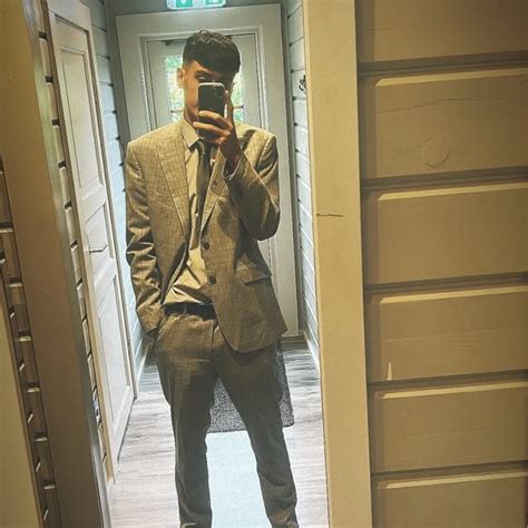 Declanharris24 On Threads