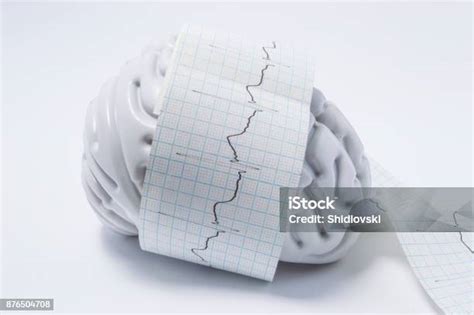 뇌 검사 심전도 파의 개념입니다 인간의 뇌 신경 과학 또는 의학 시험 질병 검출을 뇌 연구의 과정을 표시 하는 종이 테이프