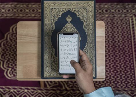 Apakah Pahala Membaca Alquran Di HP Sama Dengan Pakai Mushaf Begini