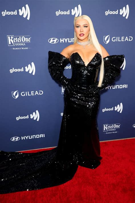 Dienas Kleita Kristīna Agilera Atgūst Seksīgas Dīvas Statusu