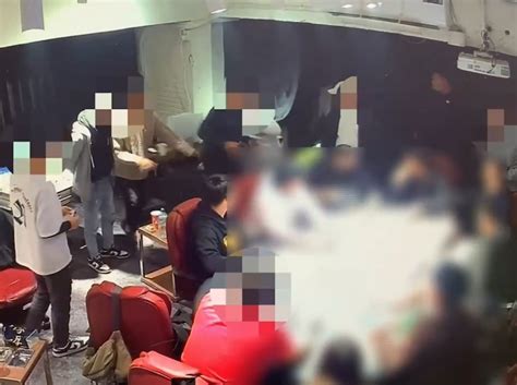 賭德州撲克疑口氣不佳 被逼下跪遭圍毆警全抓了 蕃新聞
