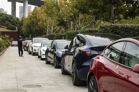 Angry Tesla Owners Swarm Showrooms In China After Missing Price Cuts
