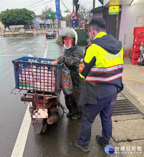 暖警雨中助迷途8旬翁返家 楊梅分局長籲多關心長輩安全