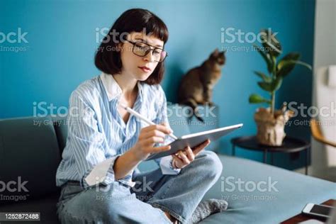 집에서 소파에 빈 화면과 디지털 태블릿을 사용하는 여자 가정 생활에 대한 스톡 사진 및 기타 이미지 가정 생활 가정의 방 거실 Istock