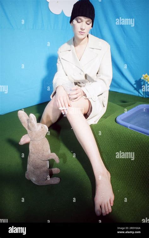 Deutsche Schauspielerin Kerstin Landsmann bei einer Zigarette im Gespräch mit dem Osterhasen in