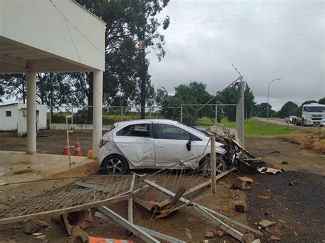 Motorista sintomas de embriaguez bate carro em posto da Polícia