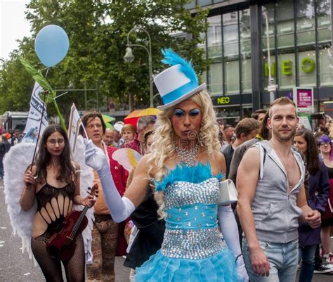 Partecipanti Elaborato Vestiti Durante La Parata Di Gay Pride Fotografia Stock Editoriale