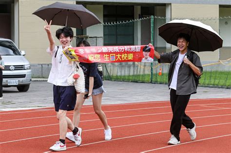 113年分科測驗落幕 考生開心慶祝（1） 圖