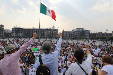 Trabajadores y alumnos de la UAM protestan en el Zócalo contra la huelga Crónica del Poder