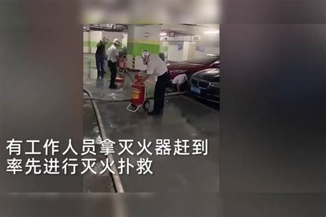 特斯拉停在车库内爆炸自燃，旁边宝马车惨遭牵连：直接被烧到报废自燃牵连车库