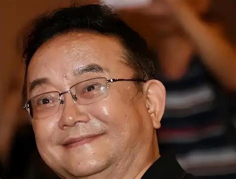 王刚被传卖豪宅移民美国，却用行动打脸谣言，77岁活出新精彩