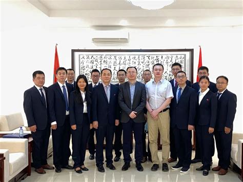 驻布基纳法索大使卢山会见中国援布医疗队新老医疗队员