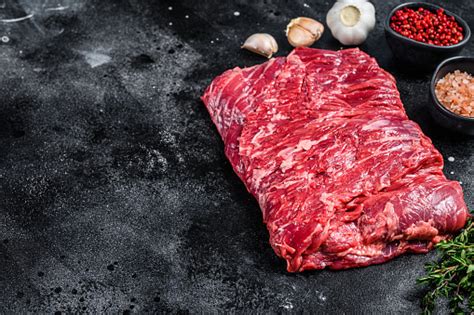 신선한 대리석 쇠고기 는 허브와 함께 고기 검은 색 배경 맨 위 보기입니다 복사 공간 날것에 대한 스톡 사진 및 기타 이미지