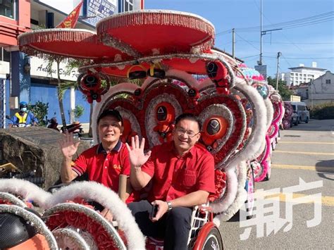 鸡场街巨型金兔“上班” 吸引游客打卡拍照 马来西亚诗华日报新闻网