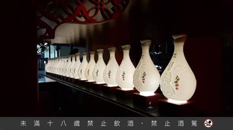 大甲媽鑽轎腳 58度金門高粱酒化身光明燈傳遞祝福 保庇網 NOWnews今日新聞