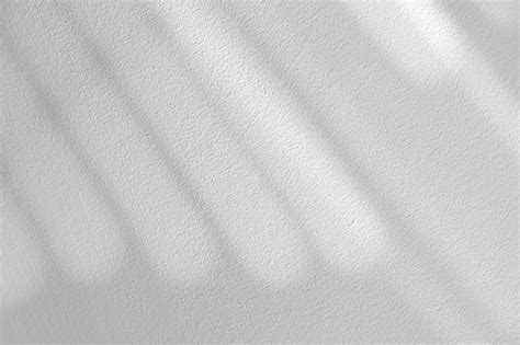 흰색 배경 밝은 빛이 있는 스튜디오 콘크리트 벽 질감 그림자 창 오버레이 화장품 제품 프레젠테이션 웹 배너를 위한 바닥에 추상적인 햇빛 효과가 있는 회색 배경 디스플레이 룸