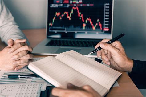Investor Menggunakan Pena Untuk Menulis Data Untuk Perusahaan Yang