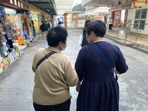 我要讚佢麗瑤邨街坊放工入邨難 舊街坊任社區導賞員教路 加強鄰里互助精神 星島日報