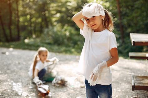 아이들은 공원에서 쓰레기 봉투에 쓰레기를 수집 무료 사진