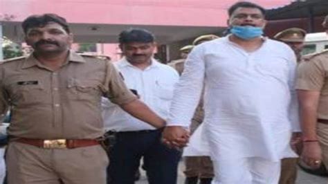 माफिया राजन तिवारी ने पुलिस कर्मियों से की हाथापाई कहा जेल से निकलने