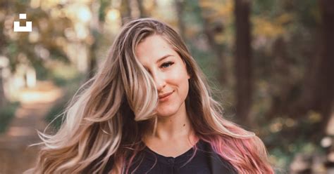 Foto Mujer En Chaqueta De Cuero Negro En El Bosque Imagen Mujer