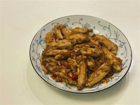 【蒜香鸡翅的做法步骤图，蒜香鸡翅怎么做好吃】miruacle下厨房