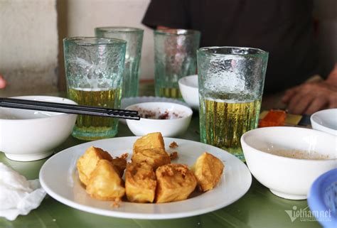 ຈອກ ເບຍ ທີ່ ມີ ຊື່ ສຽງ ຢູ່ ຮ່າ ໂນ້ຍ ນັກ ທ່ອງ ທ່ຽວ ຝ່າຍ ຕາ ເວັນ ຕົກ ມັກ ຊື້ ມັນ ກັບ ບ້ານ ảnh Xnumx