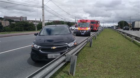 Motorista Em Surto Perde Controle Do Carro E Bate No Guard Rail No