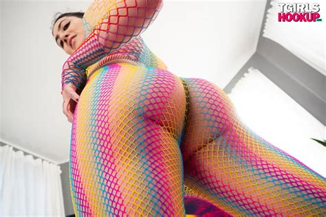 Tgirlshookup Une Tgirl Excitée Avec Une Machine à Sexe Anal Et Un
