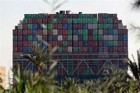Remolcadores y dragas aún luchan por liberar el bloqueo del Canal de Suez Infobae