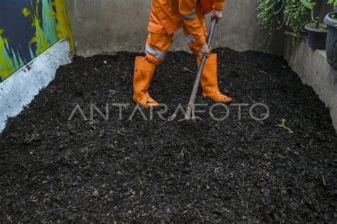 Pengolahan Sampah Organik Jadi Pupuk Kompos Di Jakarta Antara Foto