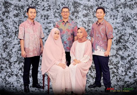 FOTO KELUARGA JEFAS FOTO STUDIO