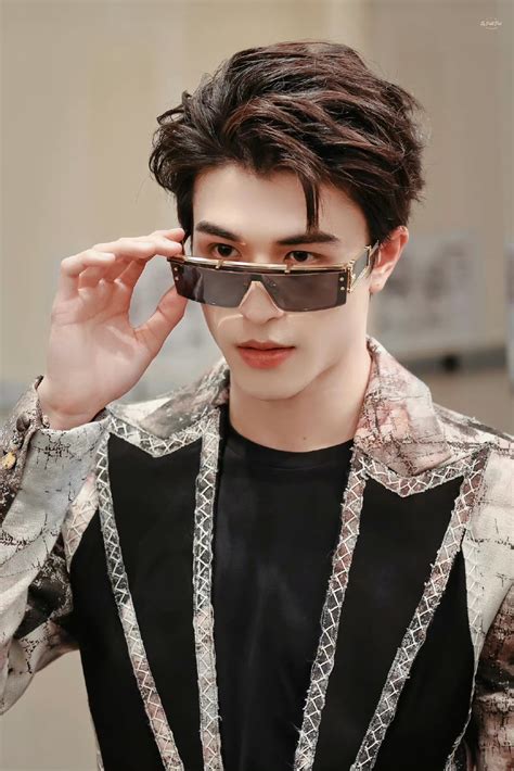 หล่อตัวพ่อ “แพทริค ณัฐวรรธ์” กับลุคร่วมงานเปิดสาขา Balmain ที่เมืองปักกิ่ง