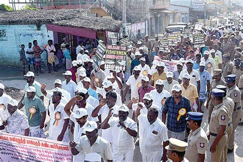 இலங்கை கடற்படை கைது செய்த மீனவர்களை விடுவிக்க வலியுறுத்தி ராமேசுவரம்