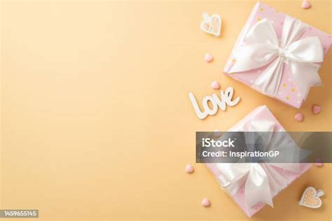 발렌타인 데이 개념입니다 흰색 리본 활 하트 모양의 스프링클 장식 클립과 비문 사랑이 있는 선물 상자의 상위 뷰 사진 복사