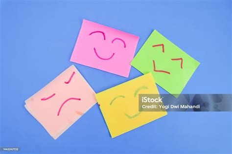 파란색 배경에 빨간색과 녹색 마커로 그려진 4 개의 표현이있는 스티커 메모 0명에 대한 스톡 사진 및 기타 이미지 0명