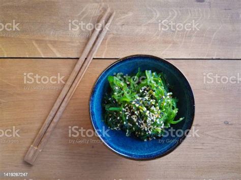 일본 해초 샐러드는 나무 테이블에 그릇에 담겨 제공됩니다 0명에 대한 스톡 사진 및 기타 이미지 0명 간장 건강한 생활