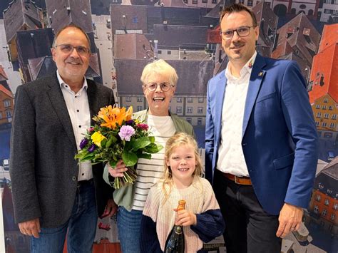 Hedwig Bosch Kauft Die 20000 Dauerkarte Der Landesgartenschau Landesgartenschau Ellwangen