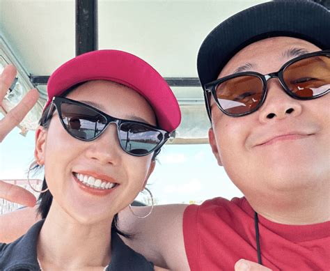 郝劭文夫妇度蜜月，二婚妻子腰间超大纹身蔓延到腿，暗示个人职业 林宁 身材 泳装