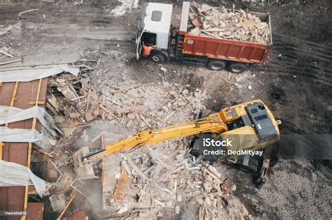 건물 철거 드론의 공중 평면도 굴삭기가 오래된 집을 부숴 버립니다 새 건물 건설을 위한 공간 확보 해체에 대한 스톡 사진 및