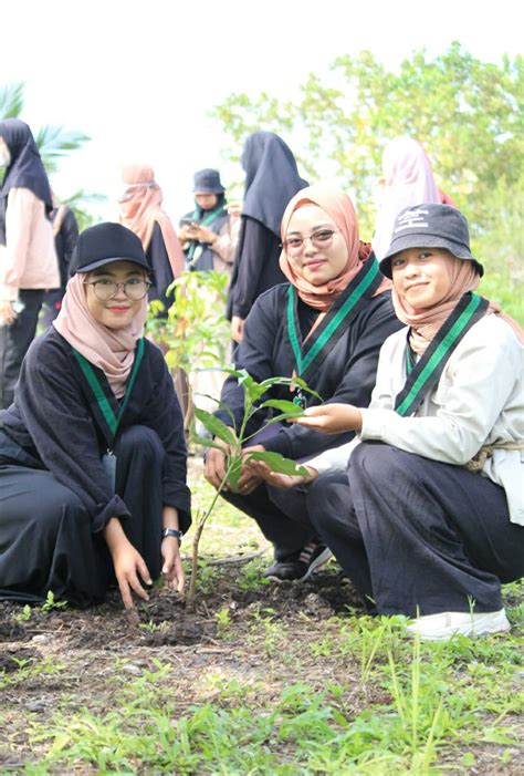 Kohati HMI Lakukan Gerakan Menanam Bibit Untuk Bumi Kalteng Jurnal Borneo