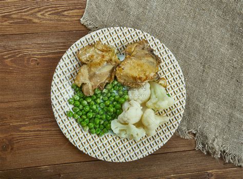 炊具农家鸡砂锅慢炖培根大蒜和洋葱炒美食谱高清图片下载 正版图片307601011 摄图网