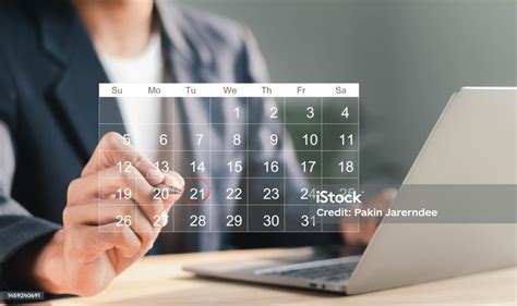 사업가는 효과적인 업무를 위해 시간을 관리합니다 가상 화면 인터페이스의 달력 일정에서 약속 미리 알림 및 모임 안건을 강조 표시합니다 시간 관리 개념입니다 달력에 대한 스톡