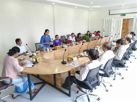 တောင်ကြီးမြို့တွင် စာရေးဆရာမ ငွေခြည်လင်းလက် မြန်မာစာ ၏ အတွေးစာစီကဗျာပန်းချီစာအုပ်ဖြင့် စာဖတ်ဝိုင